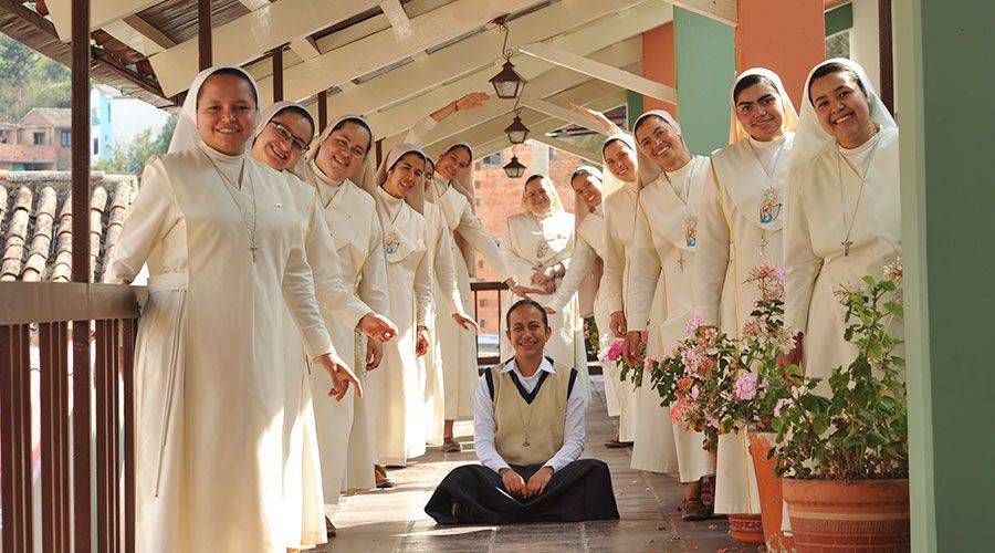 Religiosa en hábito corre en maratón y recibe ayuda para su comunidad